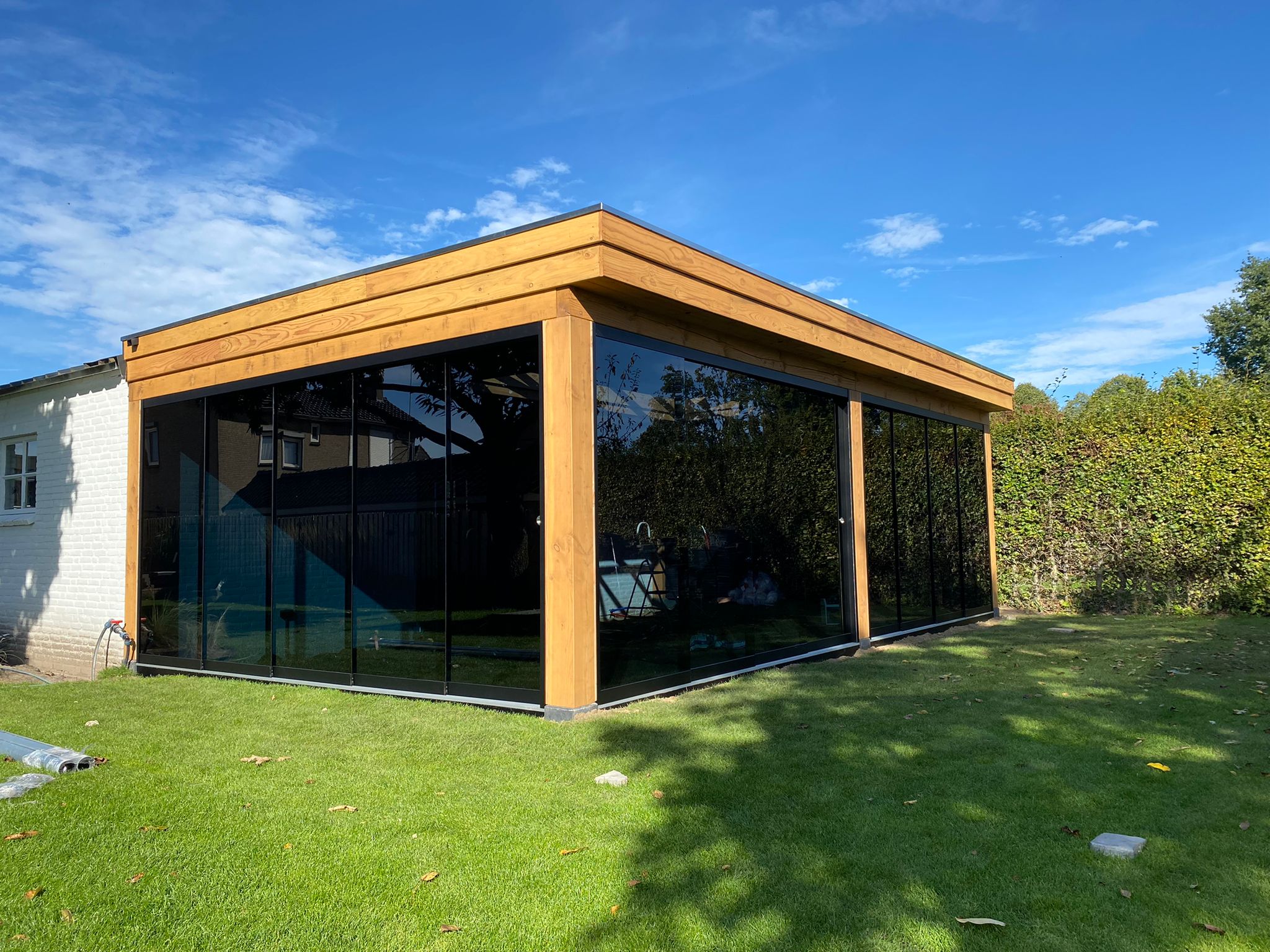 Douglas overkapping incl. Donkerglas en Piramide lichtstraat - P. van ...