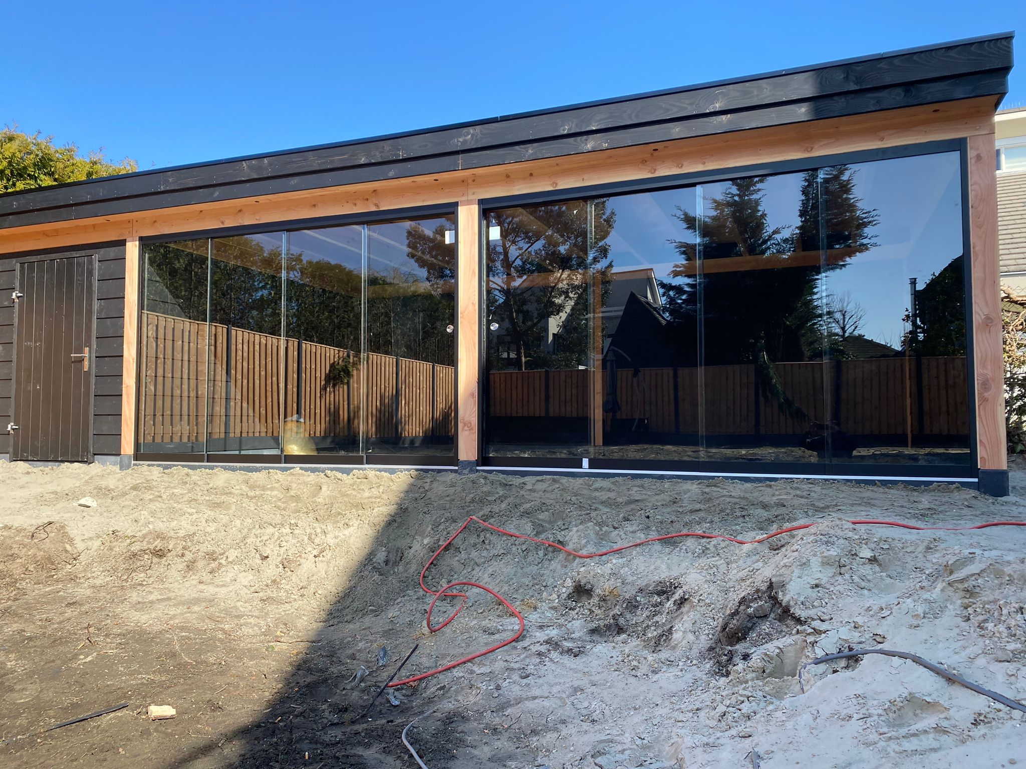 Douglas overkapping met zwarte boeidelen - P. van Hoek Montage