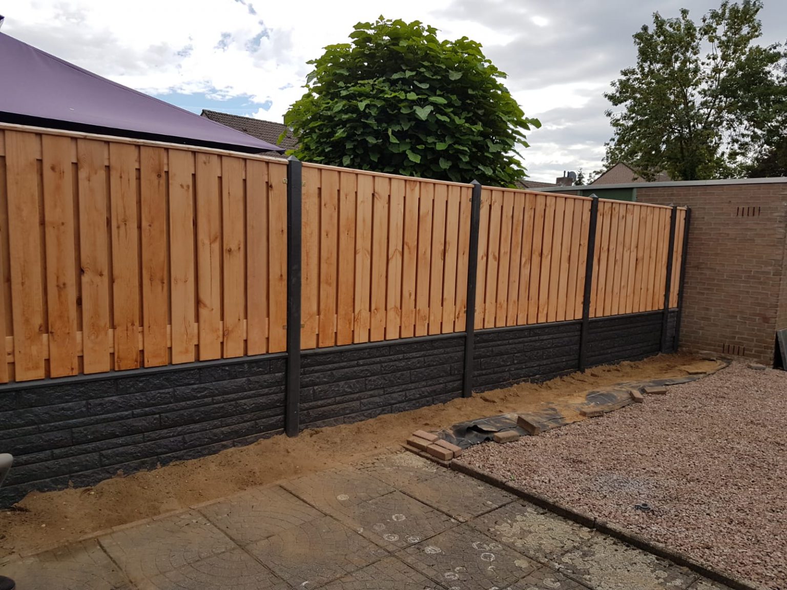 Hout/beton schutting dubbele plaat rotsmotief Grenen - P. van Hoek Montage